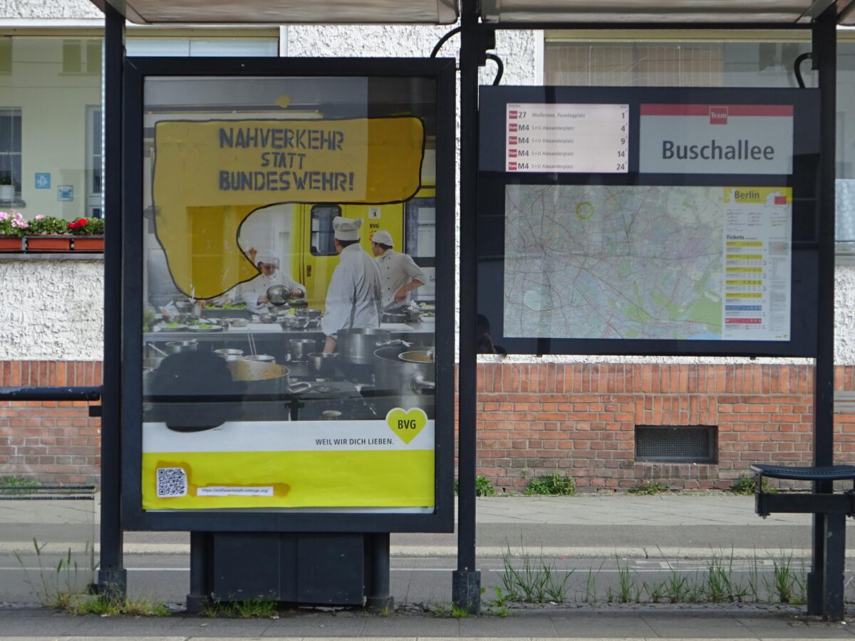 BVG-Adbustings fordern „Nahverkehr statt Bundeswehr!“ – Werkstatt für ...